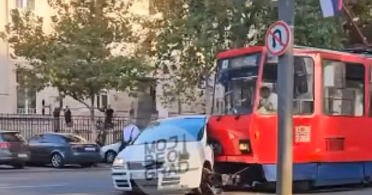 Težak sudar u centru grada: Tramvaj zakucan u automobil, deo vozila zgužvan - Blic