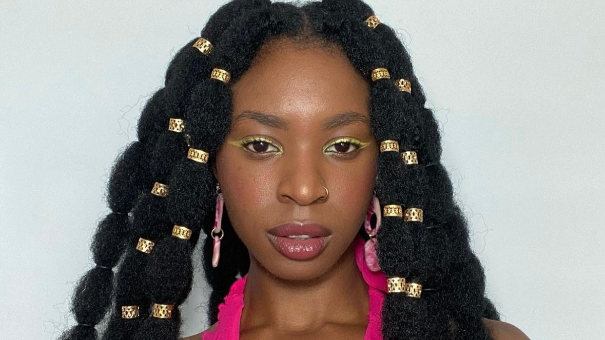 FOTO Kedysi sa za svoju chlpatú hruď hanbila, teraz ju ukazuje: Mladá ...