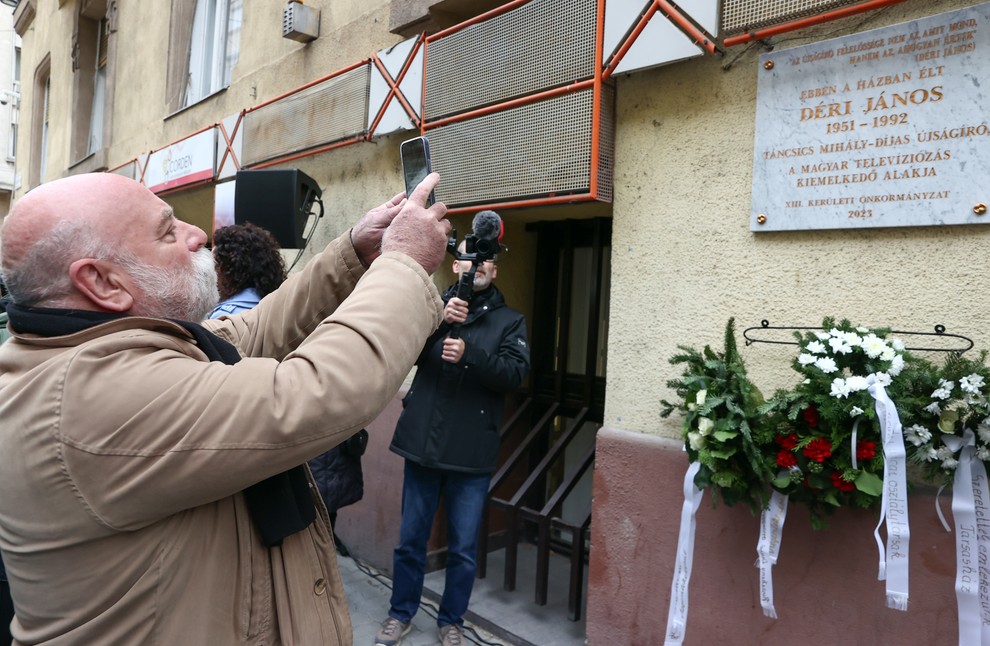 Édesapjukat ünnepelték Déri János gyerekei, emléktáblát avattak a tévés ...