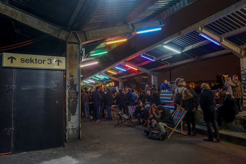 Przewodnik po Nocnym Markecie: co jeść, pić i jak się odnaleźć - Noizz