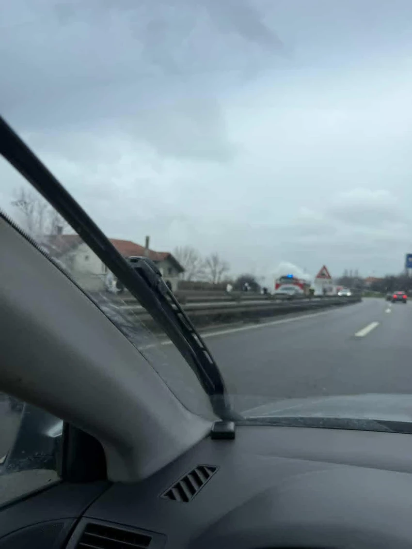 Gori autobus na auto-putu ka Nišu: Kulja dim iz njega, vatrogasci na ...