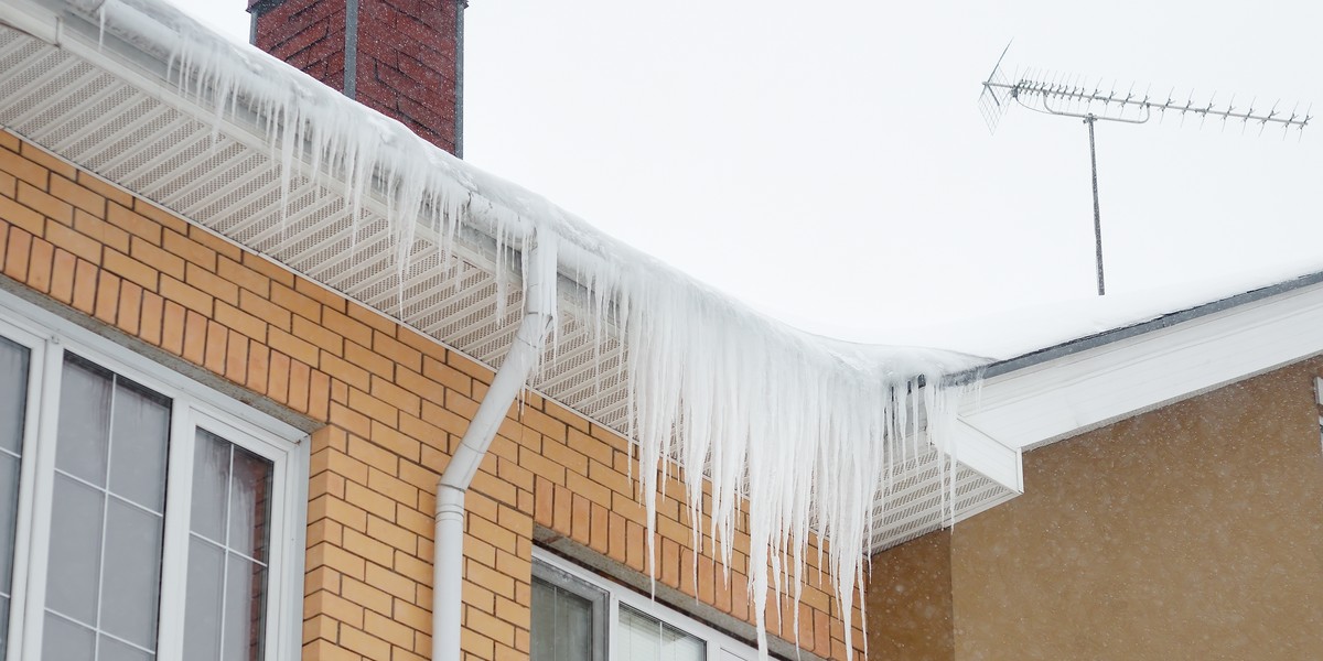 Nawet 500 zł mandatu za śnieg i sople na dachu. Kogo dotyczy? - Kobieta