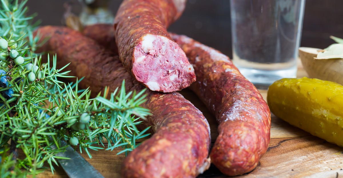 Co oznacza biały nalot na kiełbasie? Czy można ją jeszcze jeść?