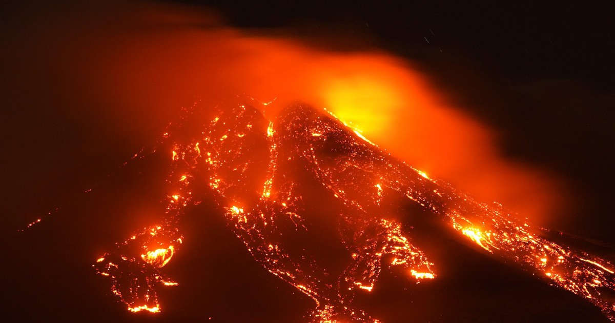 Spektakularna erupcja Etny. Dlaczego turyści ryzykują życie?