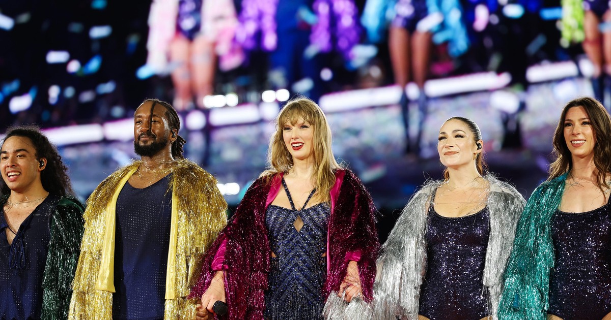 Taylor Swift gave her Eras Tour crew bonuses in amounts that literally ...
