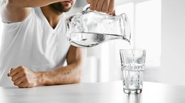 Elektrolity - rola, normy, niedobór. Jak uzupełniać poziom elektrolitów?