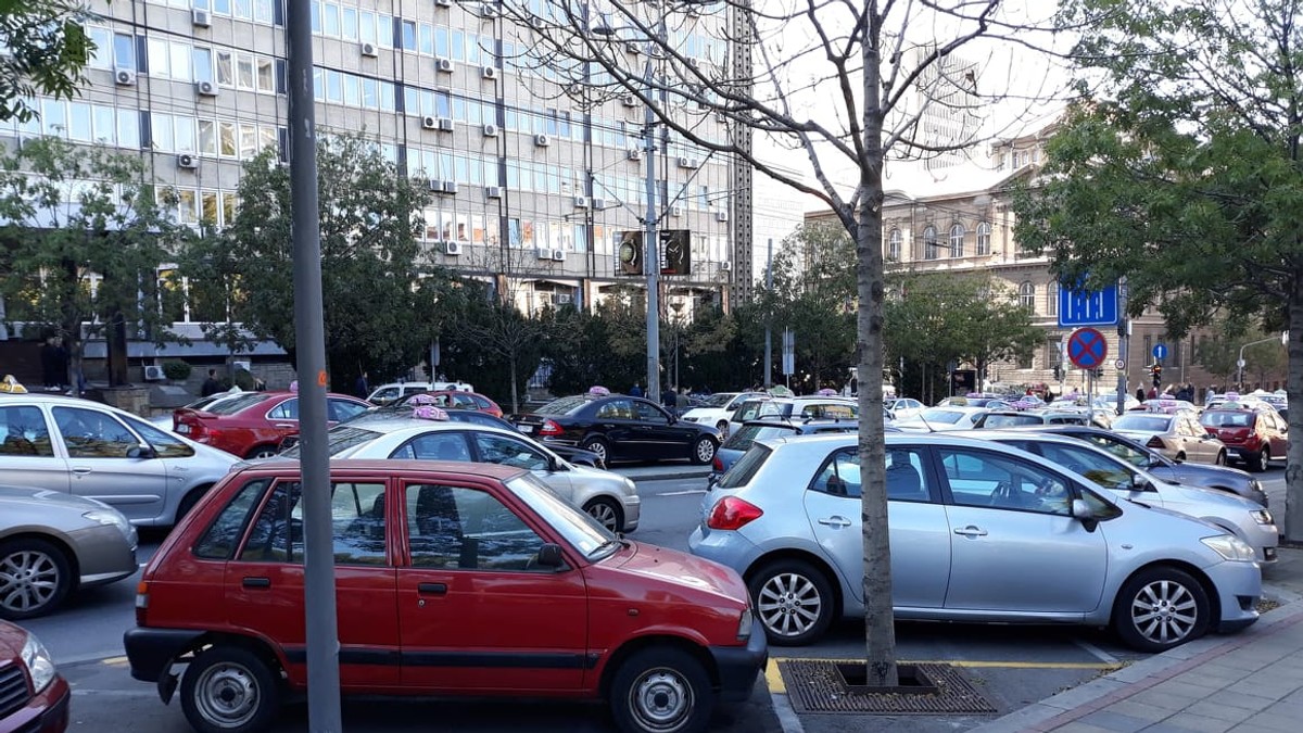 Zalepila na svom autu nalepnicu sa šaljivom porukom pa postala hit na ...