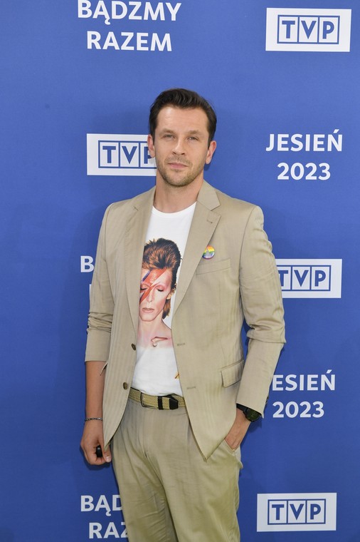 Jacek Knap z tęczową przypinką na ramówce TVP. Niegrzeczny "Komisarz ...