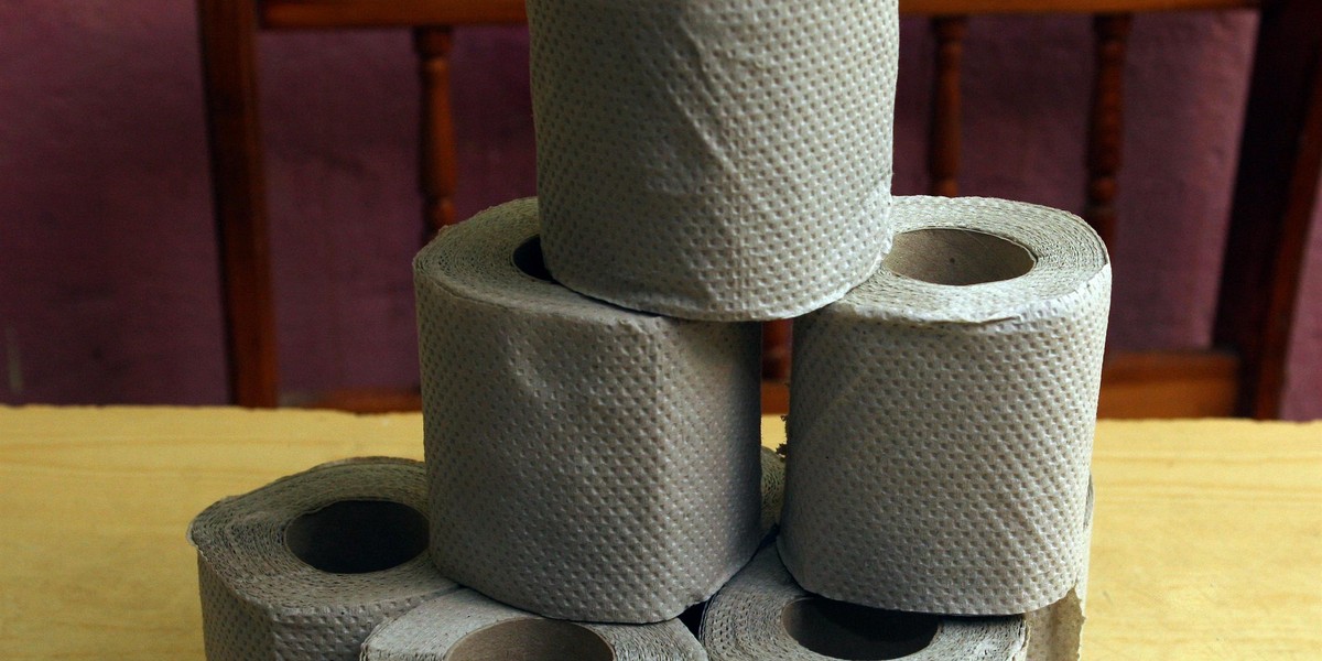 Afera w poznańskiej szkole. Wydzielają pracownikom papier i wodę?