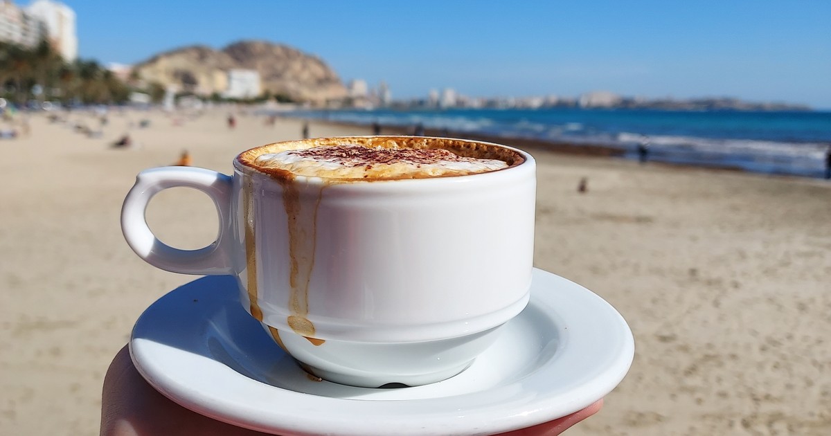 Kawa w Hiszpanii z widokiem na plażę i morze. Dasz wiarę, że tyle kosztuje?