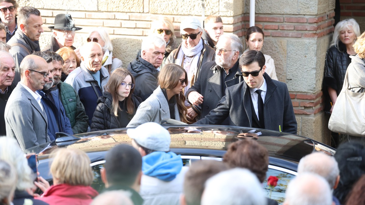 Potresne scene na sahrani Žarka Lauševića: Ćerke i sin u crnini, Anita slomljena od bola - Blic