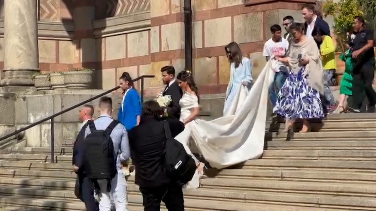 Draganu Kosjerinu na venčanju čuvala ova fatalna crnka: Svi bruje o ...