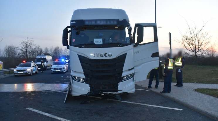 Letarolta a pihenőt az ittas kamionos az M7-esen: fotók - Blikk