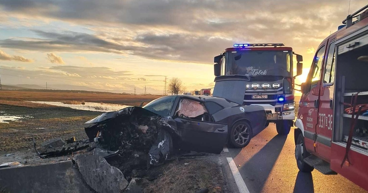 Dramatyczny wypadek pod Wrocławiem. Sportowe auto koziołkowało