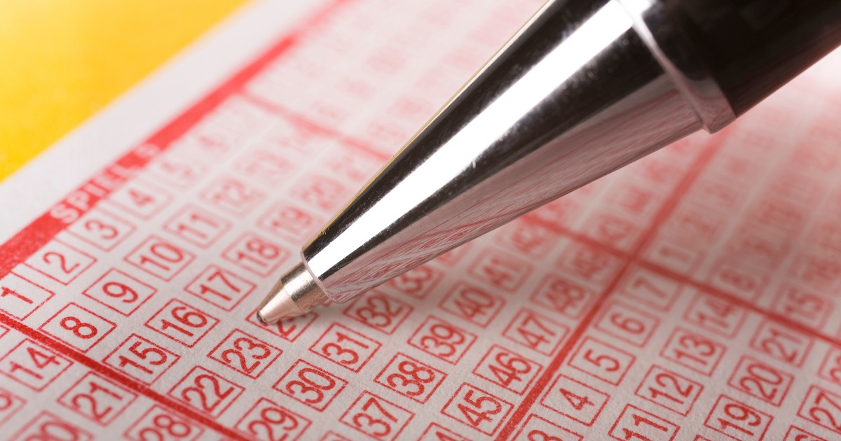 Analfabeta wygrał w lotto 30 mln dol. Jego życie zmieniło się w piekło ...