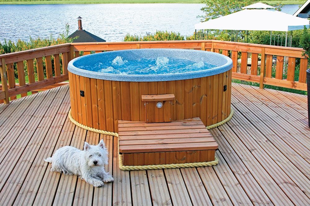 Pławiąc się w luksusie. Jacuzzi, kino ogrodowe - Dom i ogród - Newsweek.pl