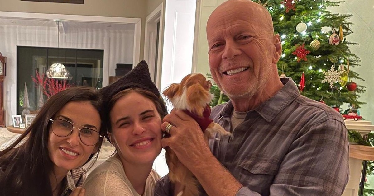 Demi Moore na świątecznym zdjęciu z Brucem Willisem. Jak czuje się gwiazdor