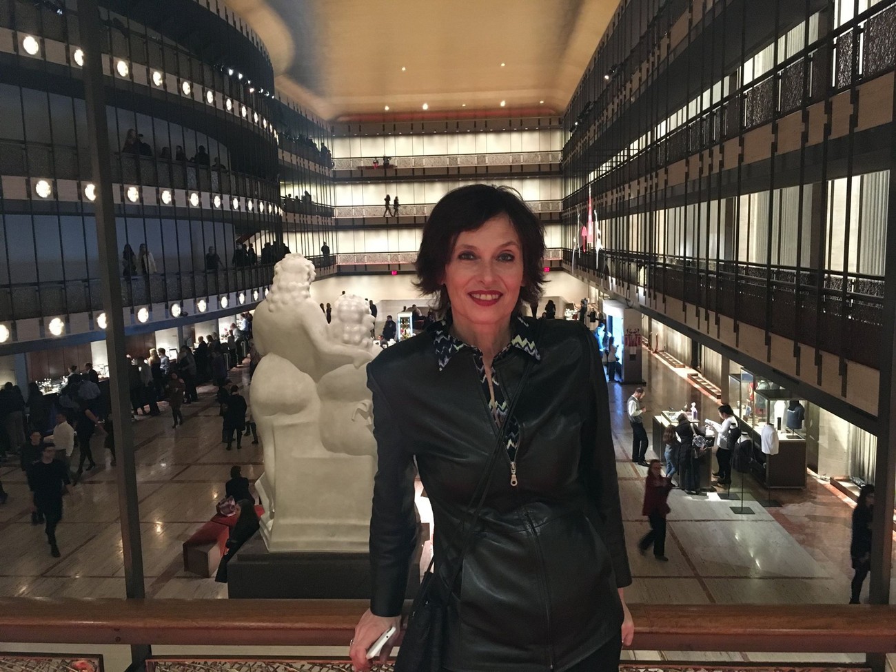 NAJLEPŠA EX YU MANEKENKA I SADA OBARA S NOGU Sada je mama dve ćerke ...