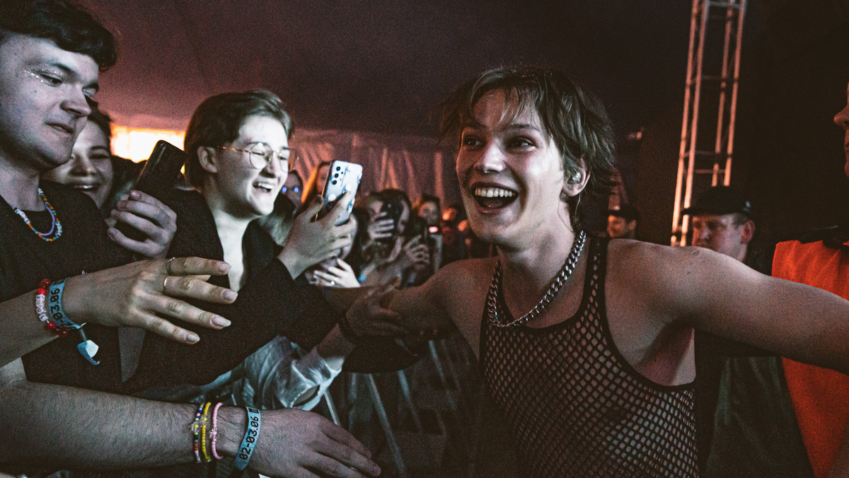 Jann rozgrzał fanów na Orange Warsaw Festival 2023. Ellie Goulding w... bluzie - Plejada.pl