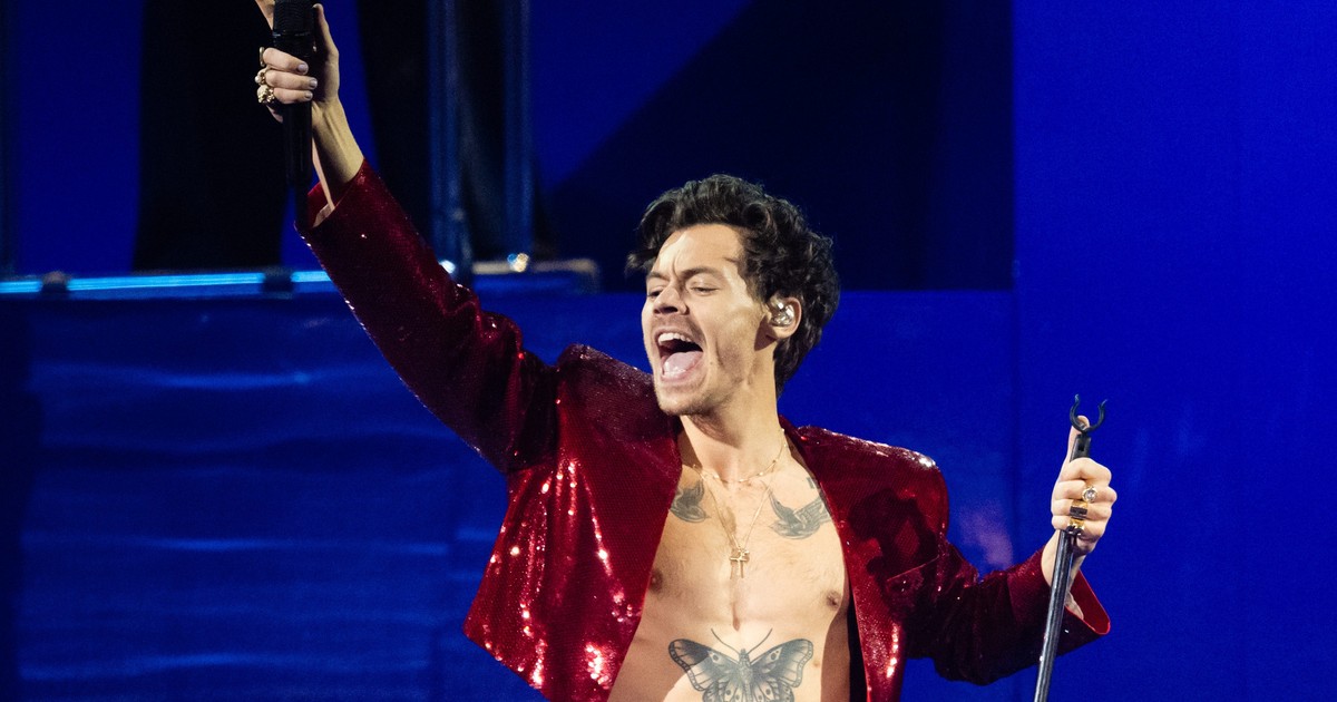 Harry Styles posted a gym selfie wearing a One Direction shirt, and ...
