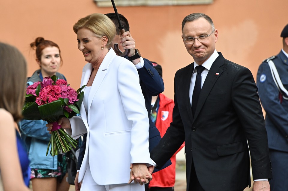 Agata Kornhauser-Duda w bieli. Tym razem zrezygnowała z asymetrii - Plejada.pl