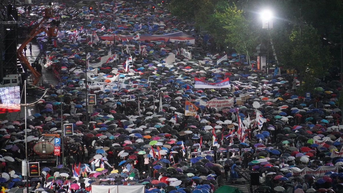 Veliki skup SNS kod Skupštine, okupljeni preplavili centar Beograda, počeli govori - Blic