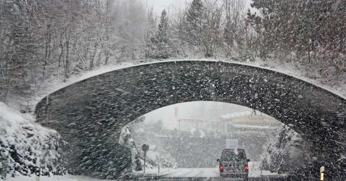 Mroźna aura i opady śniegu. Ostrzeżenia IMGW. Dla jakich województw?