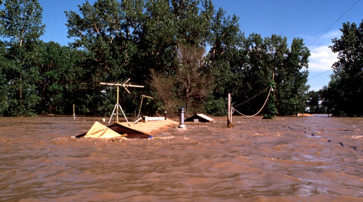 James Robert Scott, aki árvizet zúdított a környékre, hogy az asszony ...