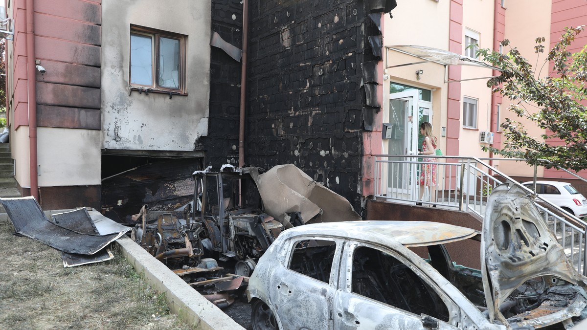 Jutro nakon požara na Dedinju: Jezivi prizori - Blic