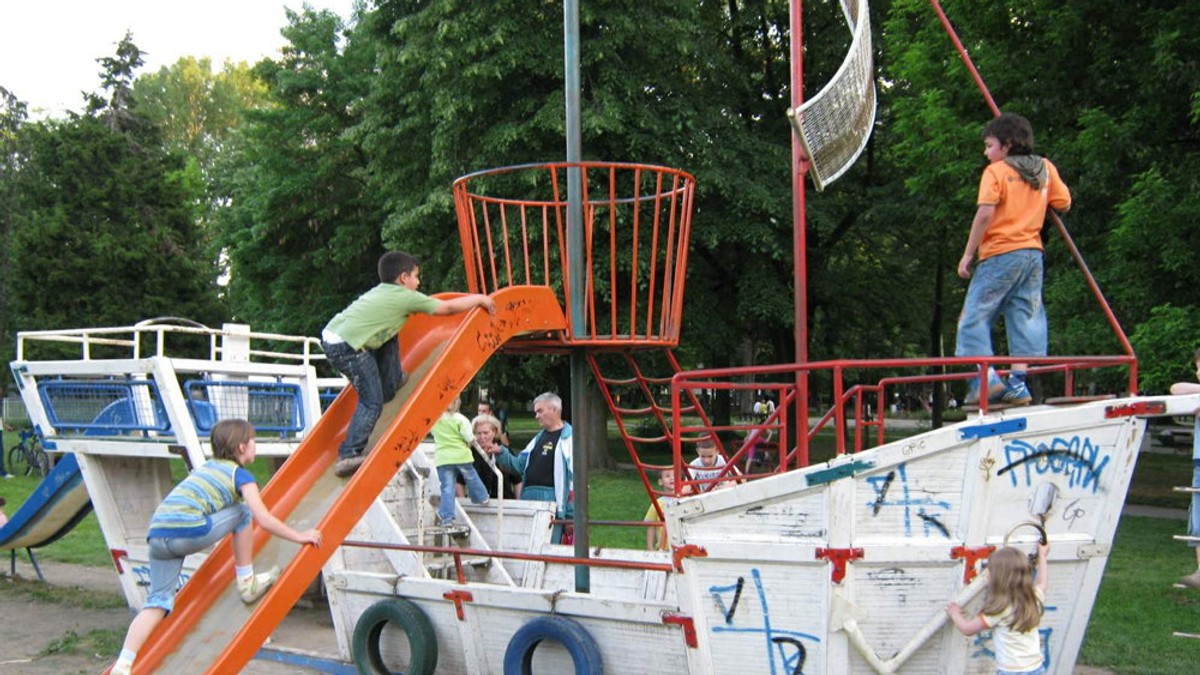 Špricevi i staklo pored ljuljaški i tobogana - Blic