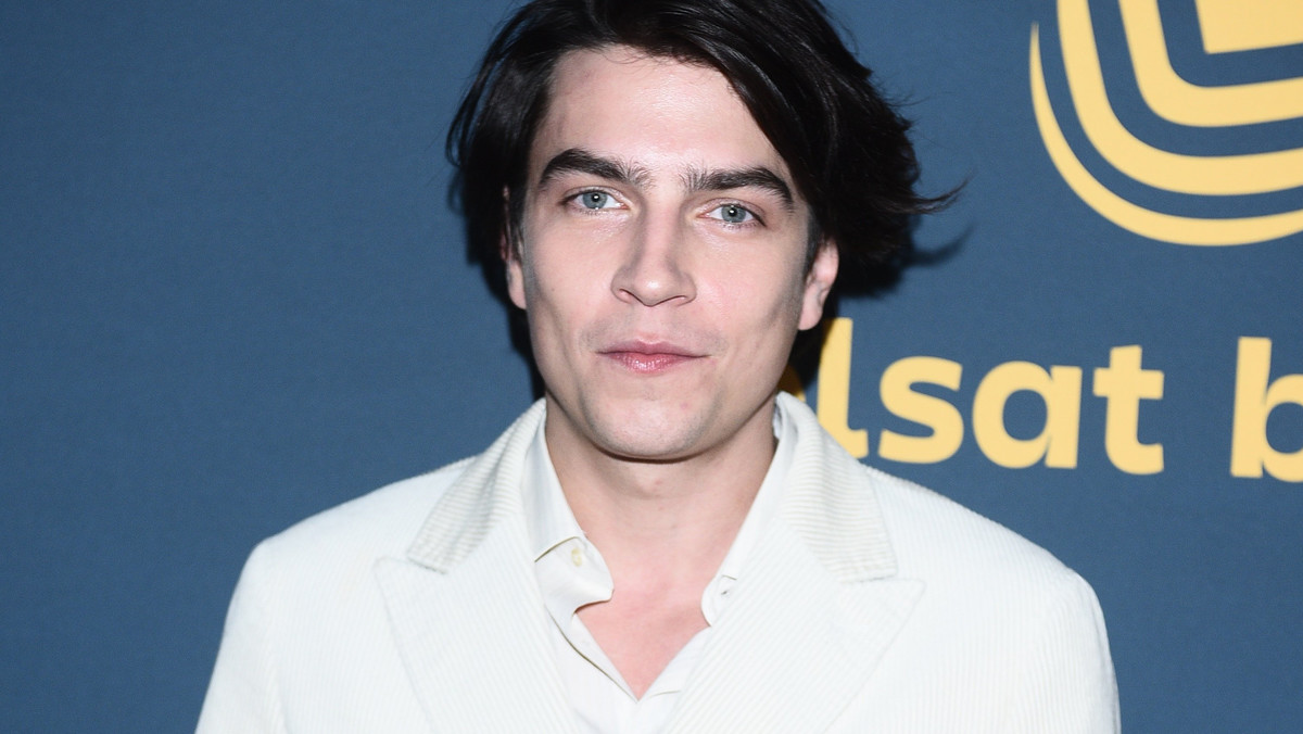 Nikodem Rozbicki cały na biało. Jan Frycz znowu pokazał ukochaną ...