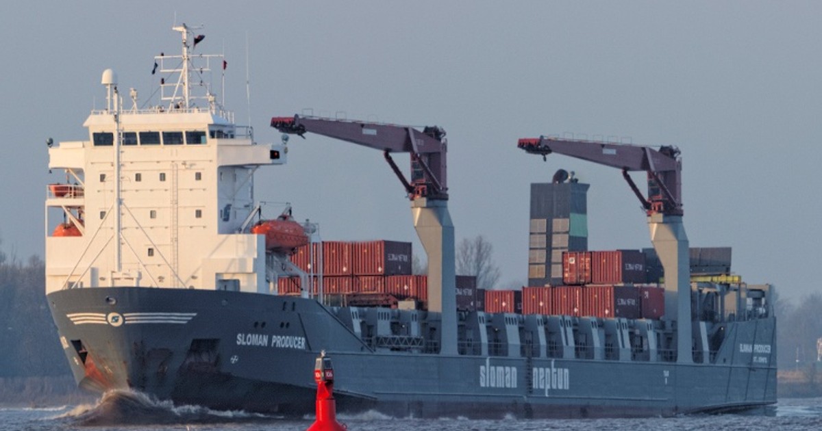 Objęty sankcjami rosyjski statek pod osłoną nocy zabrał coś z portu w ...