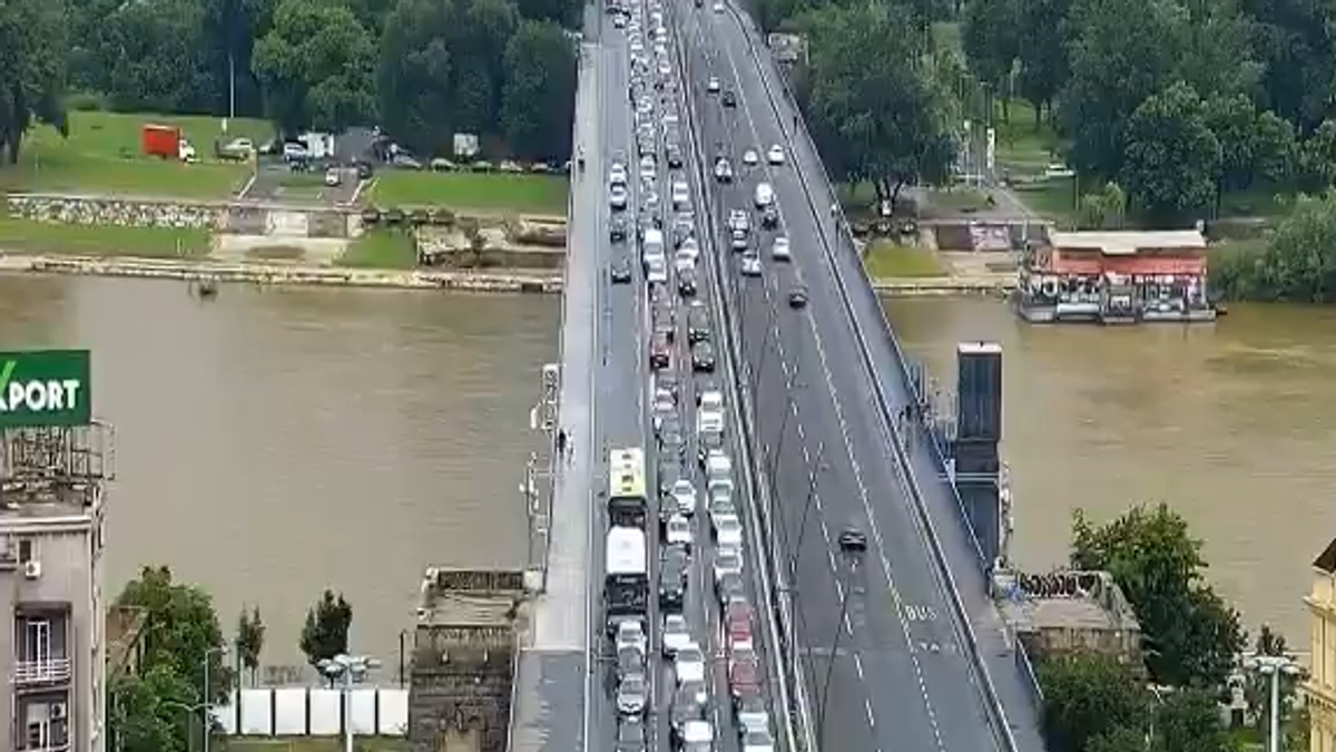 Udes na Brankovom mostu, saobraćaj u kolapsu - Blic