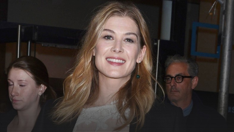 Rosamund Pike bez stanika. Prowokuje? - Plejada.pl Rosamund Pike bez stanika. Prowokuje? - Plejada.pl