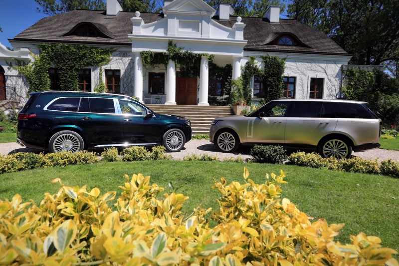 Range Rover i Maybach GLS to SUVy do bycia wożonym