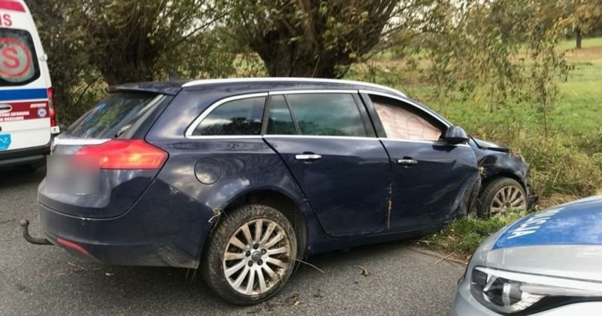 Pijana matka wiozła 1,5-roczne dziecko autem. Uderzyła w drzewo