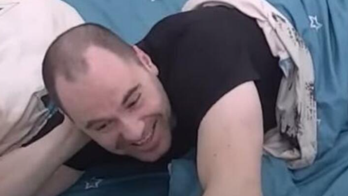 Zvezdan Slavnić mazi Anu Spasojević u Zadruzi - Blic