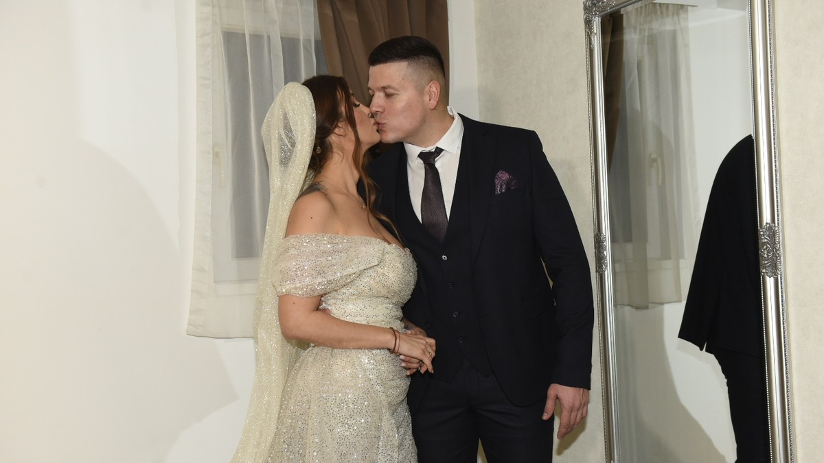 Supruga Slobe Radanovića Jelena u venčanici sa dekolteom na svadbi - Blic