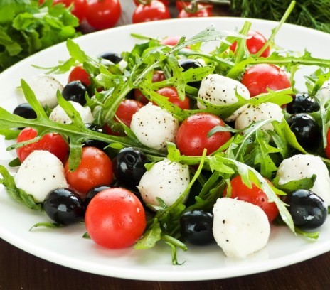 Przepisy Magdy Gessler - sałatka grecka, śledziowa, caprese - Onet ...