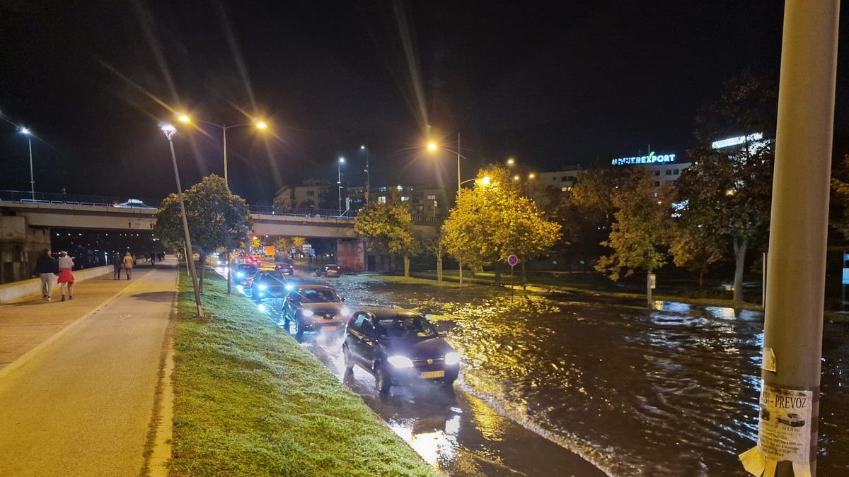 Pukla cev ispod mosta Duga, saobraćaj usporen - Blic