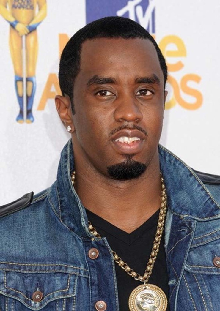 Pi Didi pozira sa dve nage devojke