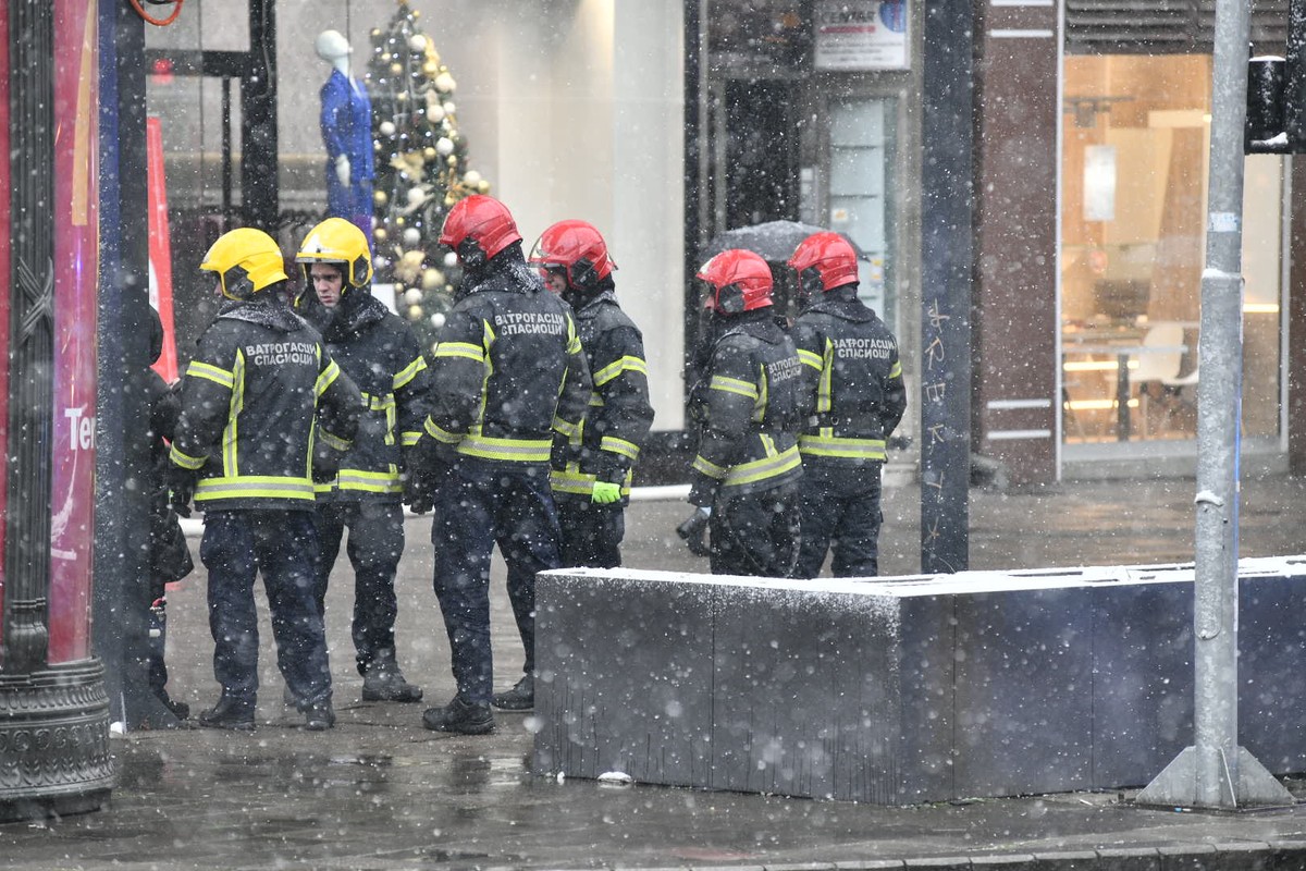 Požar u centru Beograda: Kulja dim pored hotela "Balkan", na licu mesta ...
