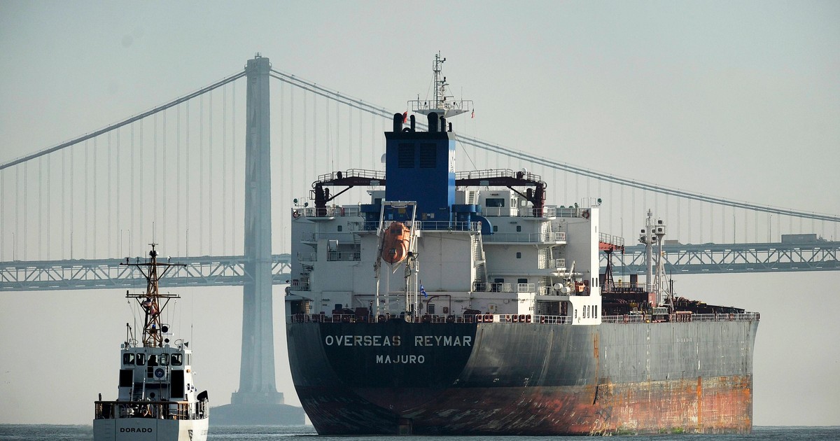 Tankowiec uderzył w podporę mostu w San Francisco - Wiadomości