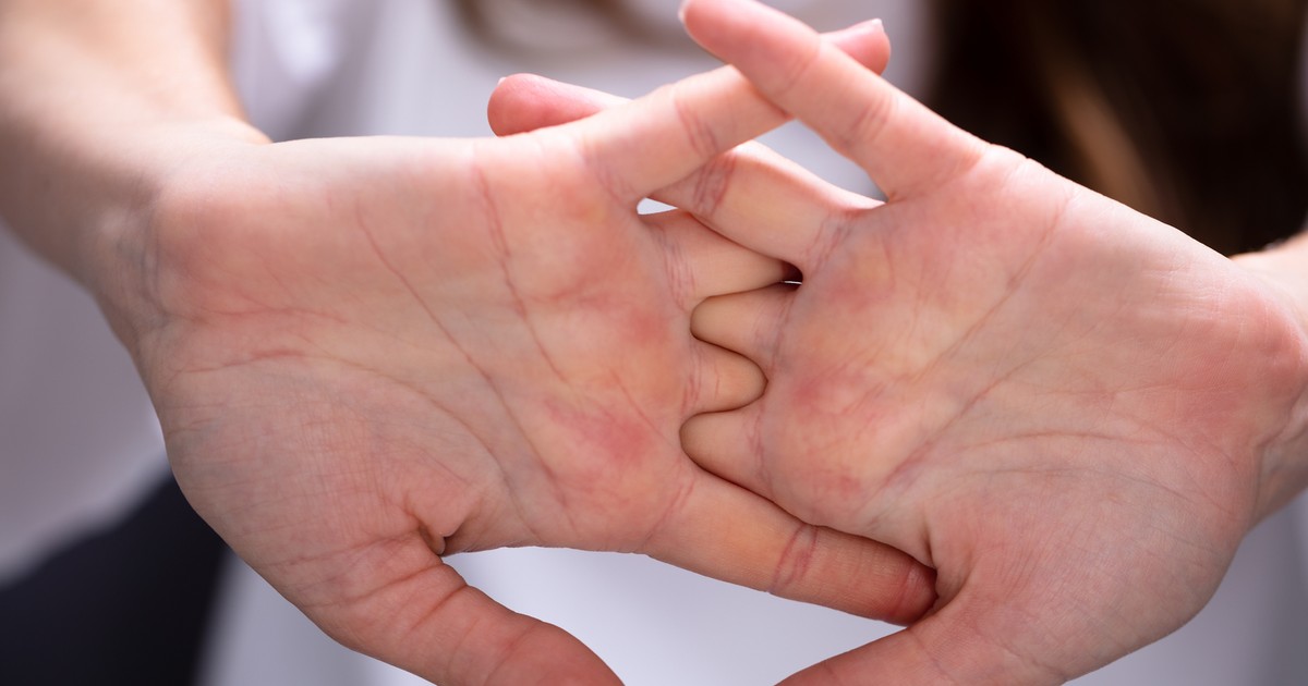 Czy strzelanie kostkami w palcach naprawdę jest niebezpieczne dla zdrowia?