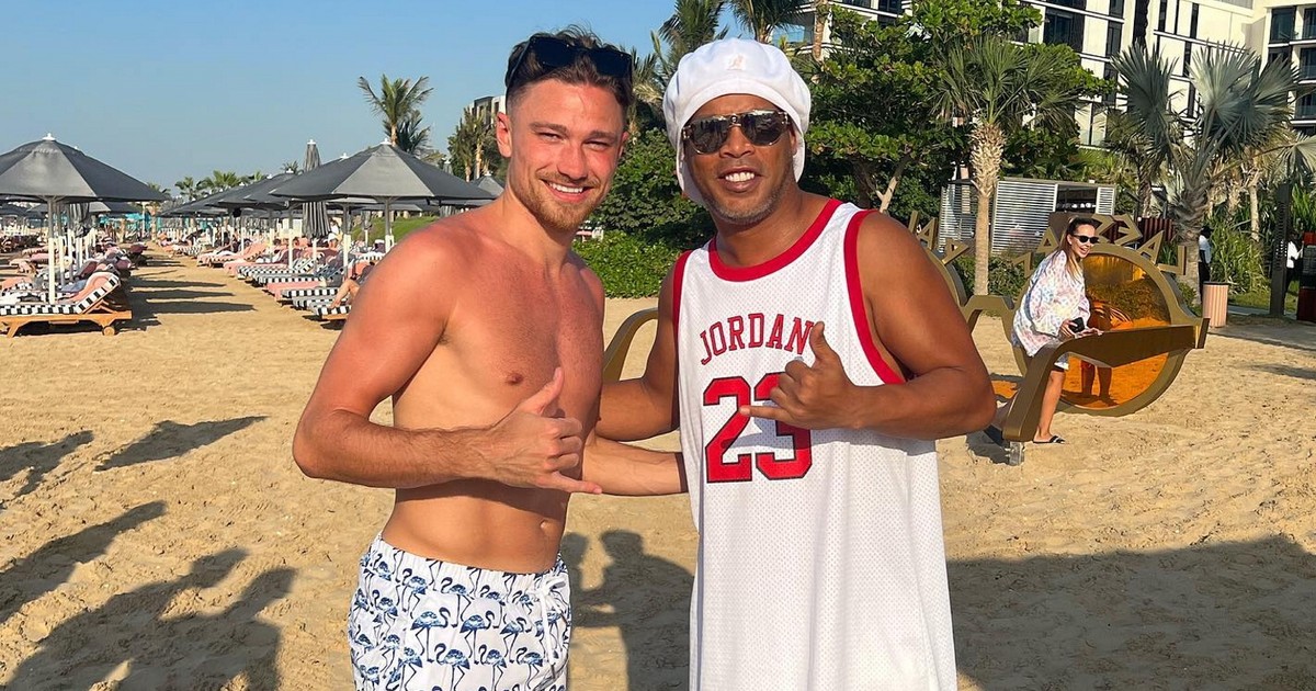 Matty Cash na wakacjach spotkał legendę. Co za spotkanie na plaży