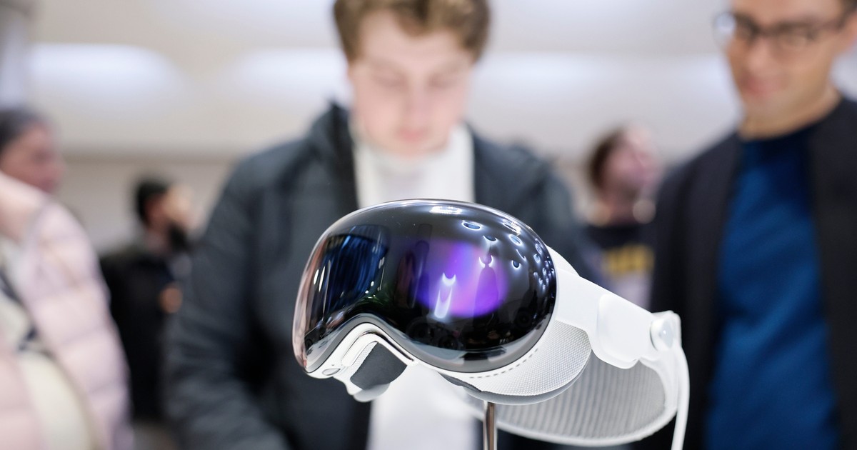 A tech worker wore Apple's 'creepy' Vision Pro headset during his ...