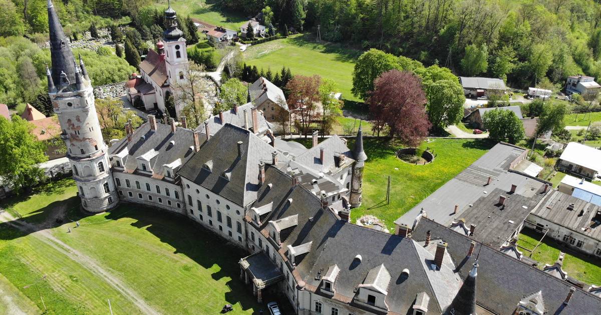 Pałac na Dolnym Śląsku jak z Disneya jest na sprzedaż. Cena powala - Noizz