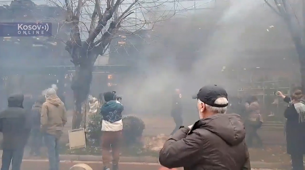Haos u Prištini na protestu OVK: Bacali suzavce i dimne bombe, sukob ...