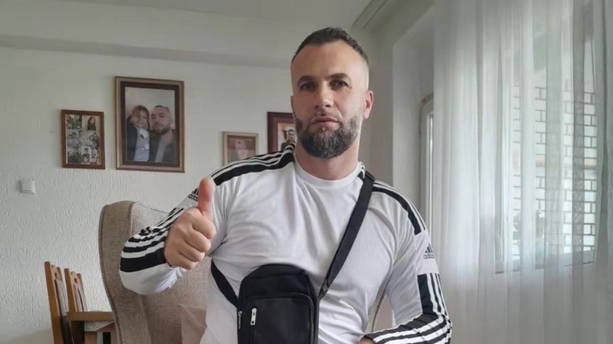 Albanci došli na sahranu Fatona Hajrizija: Vijore se albanske zastave - Blic