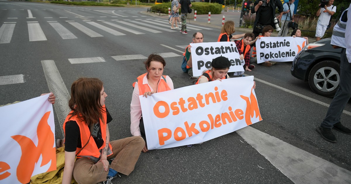 Ostatnie Pokolenie zablokowało most Siekierkowski w Warszawie. Kierowcy reagują - Wiadomości